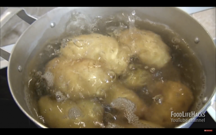 Cooking Expert Reveals A Brilliant Hack For Peeling Potatoes