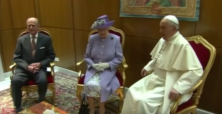 Incredible Footage Of Queen Elizabeth Meeting Pope Francis