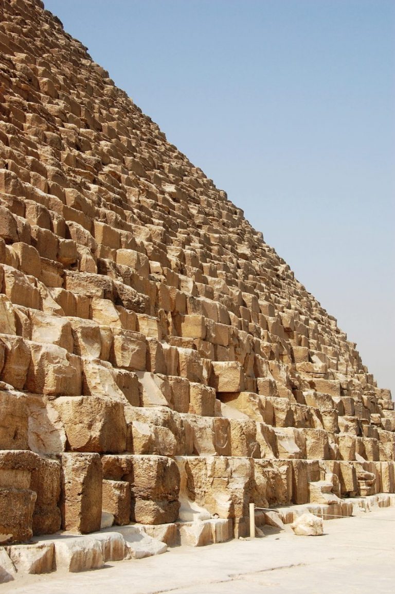 6 Images That Show How Massive The Great Pyramid Of Giza Really Is