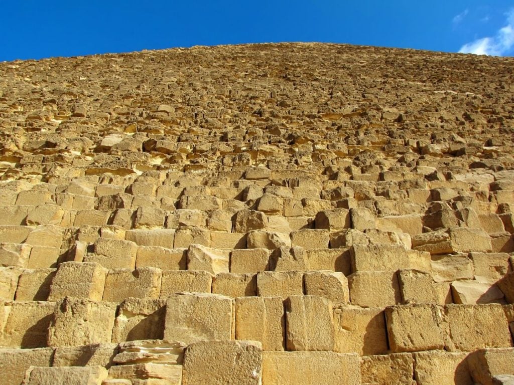 6 Images That Show How Massive The Great Pyramid Of Giza Really Is