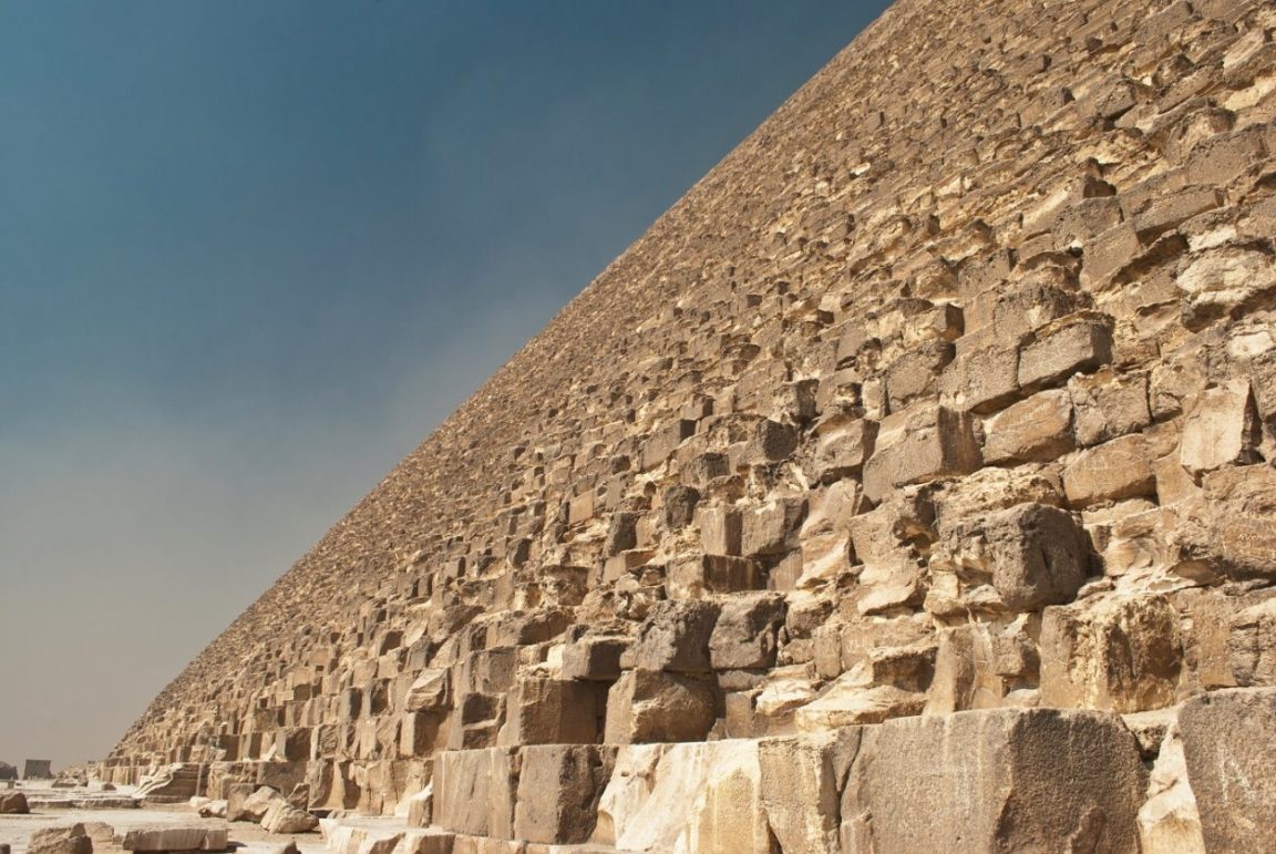 6 Images That Show How Massive The Great Pyramid Of Giza Really Is