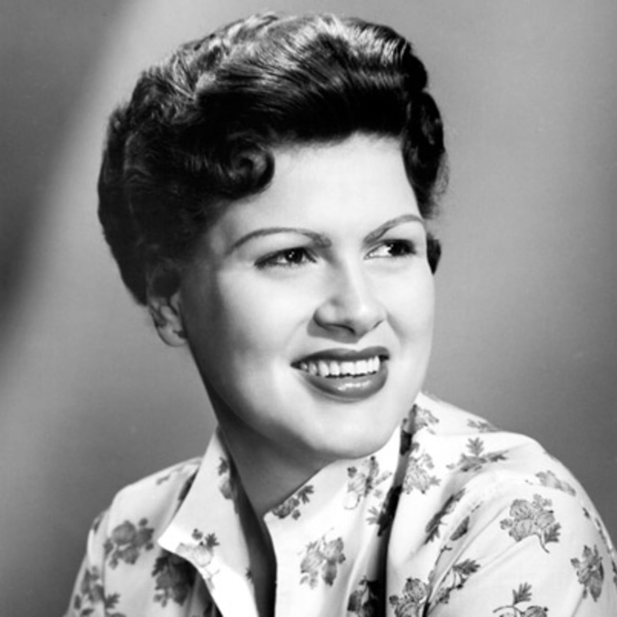 WATCH: Patsy Cline's Powerful Performance Of "I Fall To Pieces"