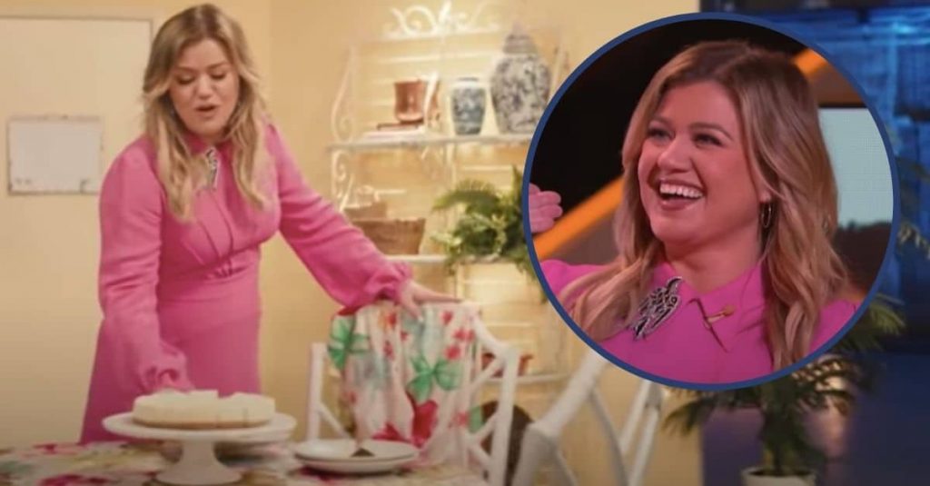 Kelly Clarkson Performs Medley Of 'Golden Girls,' 'Cheers,' 'Full House'