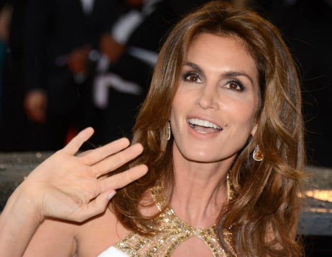55-Year-Old Cindy Crawford Still Stuns In Sleek New Poolside Photo