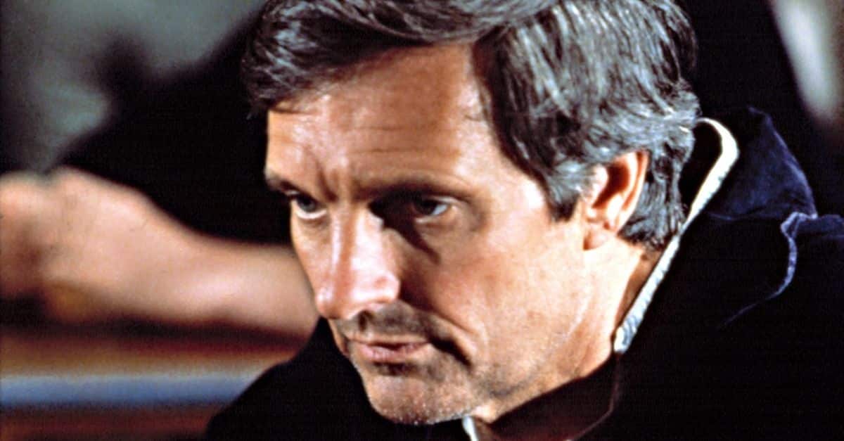 ‘M*A*S*H’ Showed The True Horrors Of War In Scene With Hawkeye