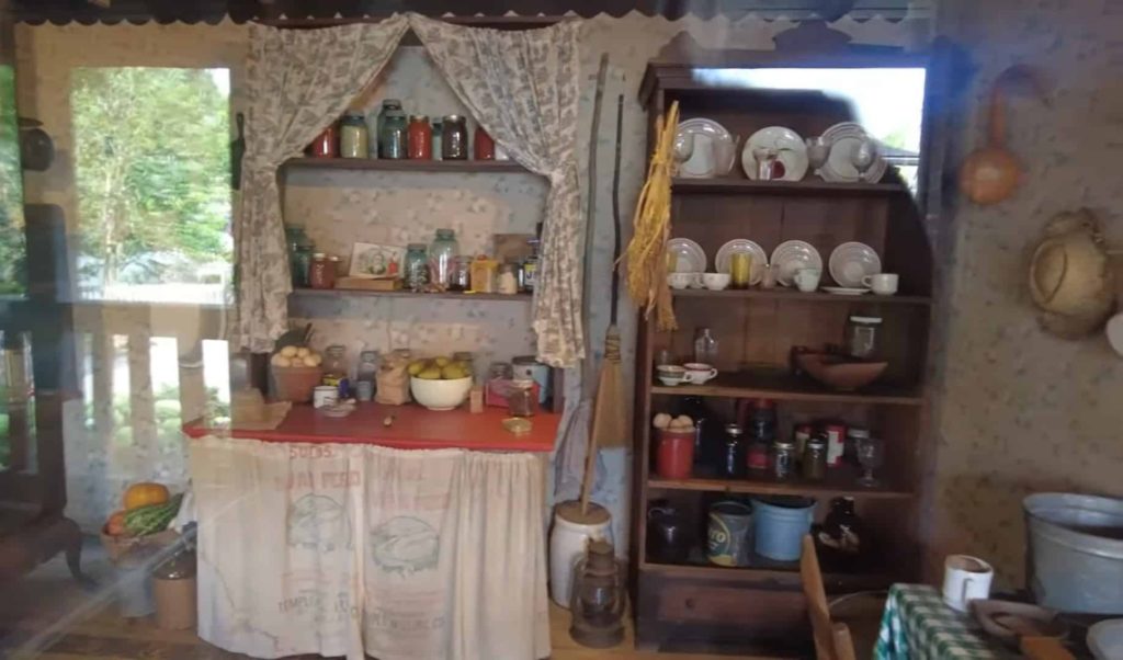 Dolly Parton's Childhood Home: Take an Inside Look | DoYouRemember?