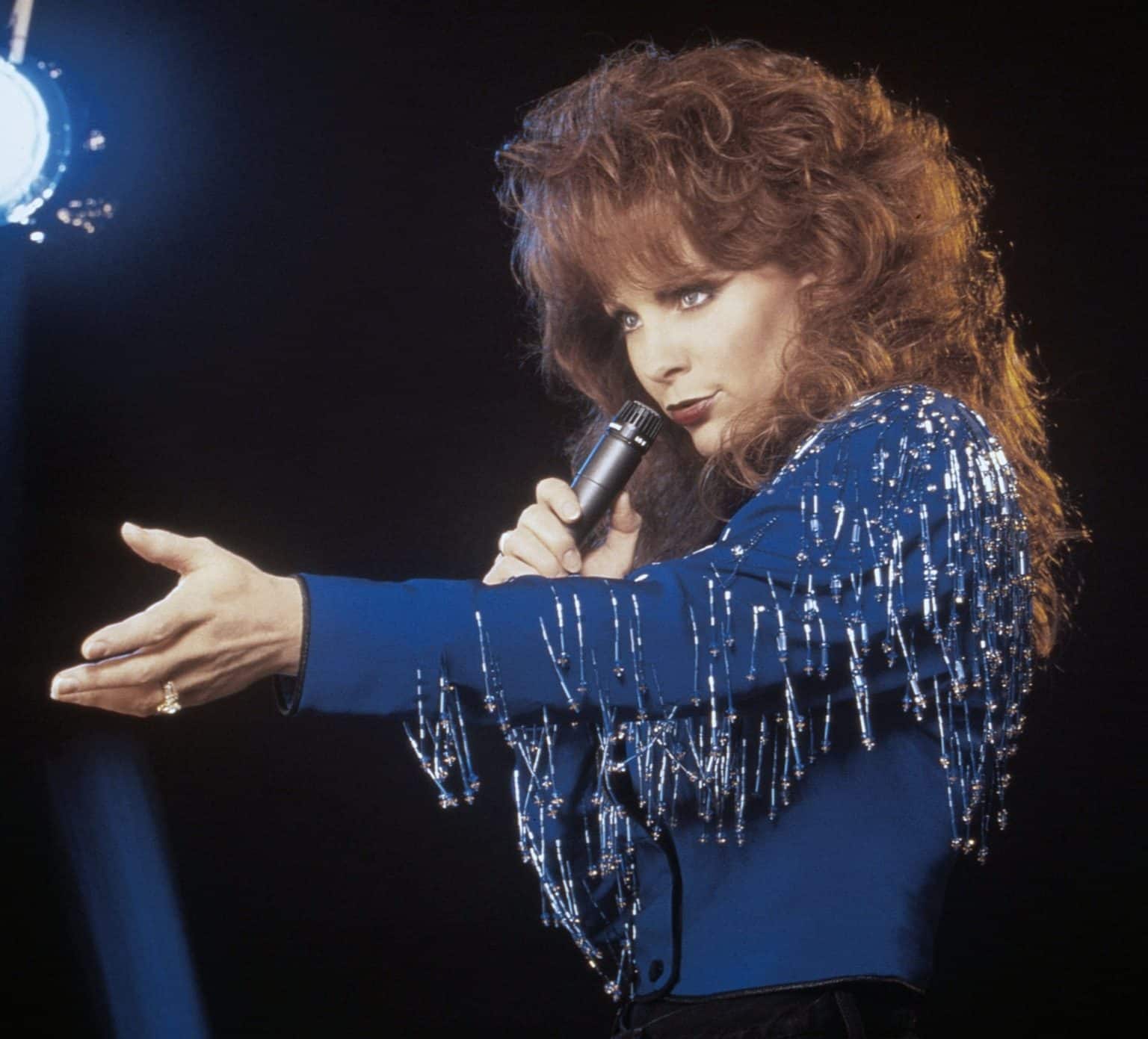 Reba McEntire Rocks Her Natural Hair in Stunning Look