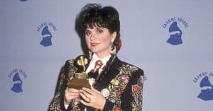 ‘Blue Bayou’ Singer Linda Ronstadt Is A Mom Of Two! Meet Her Adopted ...