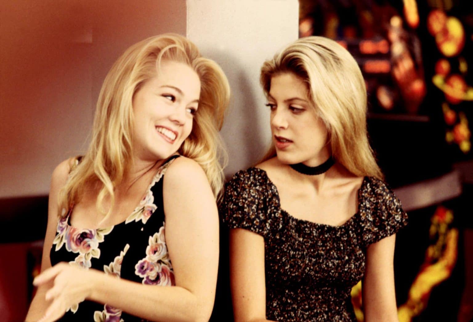 Tori Spelling, Jennie Garth Return To ‘90210’ Beach House