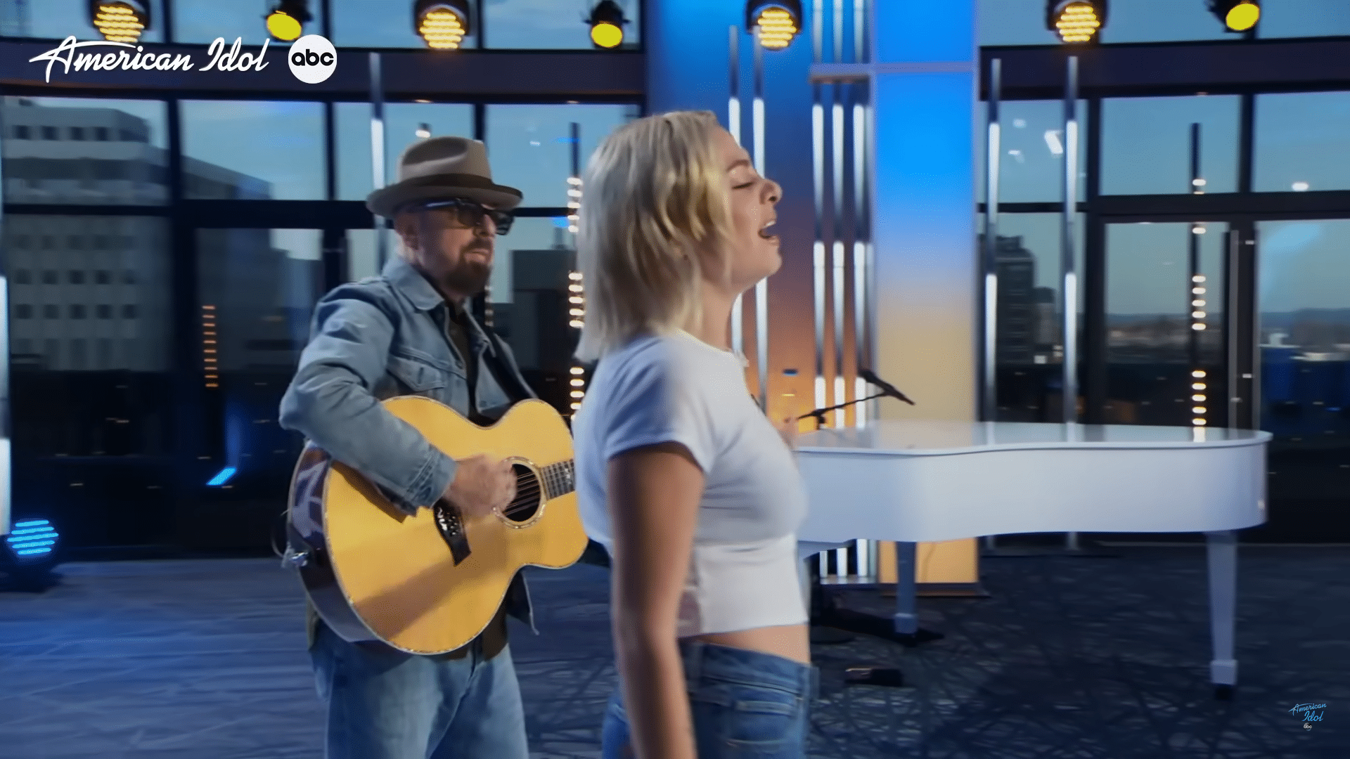 Daughter Of Eurythmics Legend Dave Stewart Stuns Crowd With Dad On ...