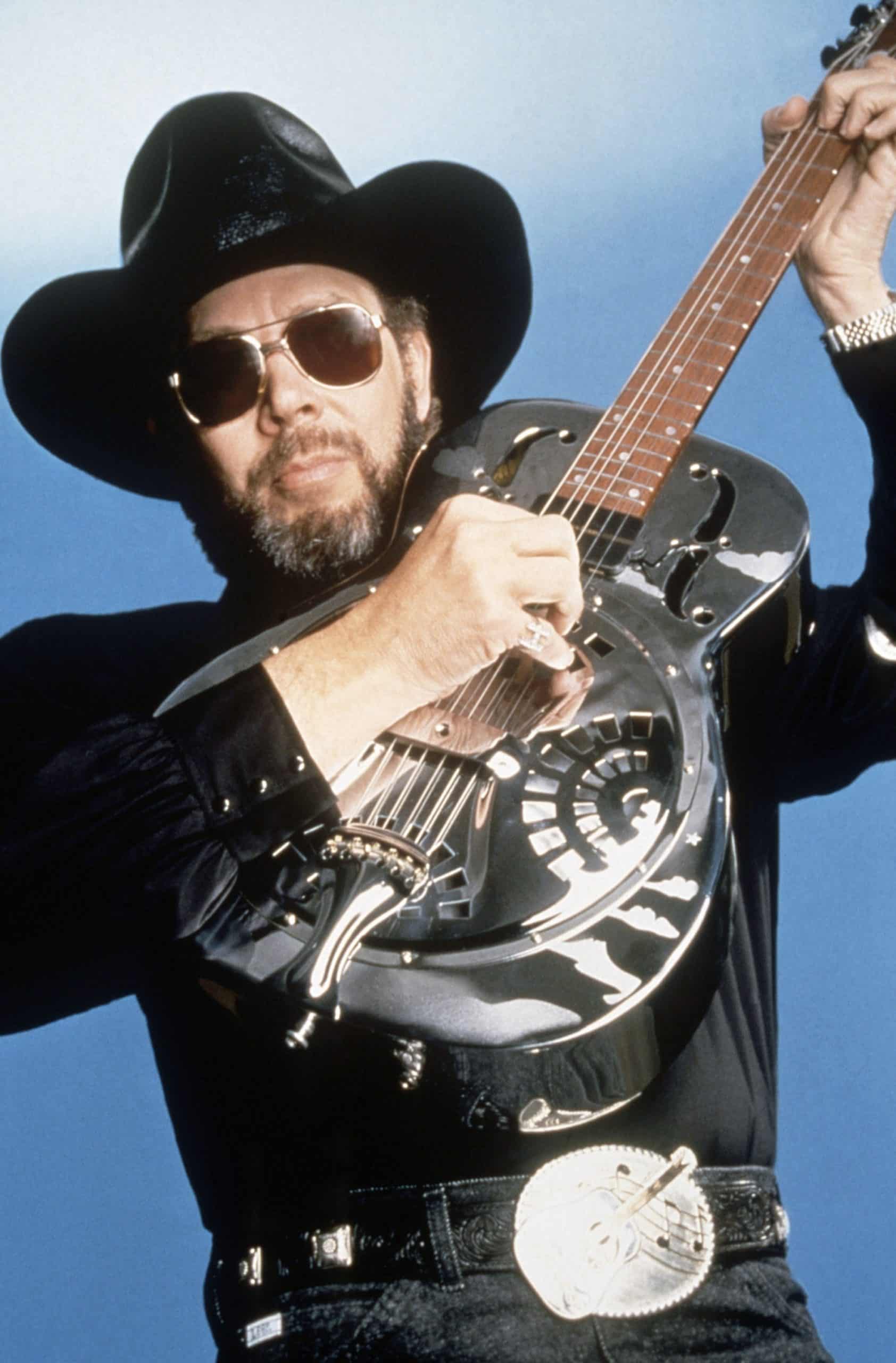 Entire Waffle House Sings Drunk Rendition Of "Family Tradition" After ...