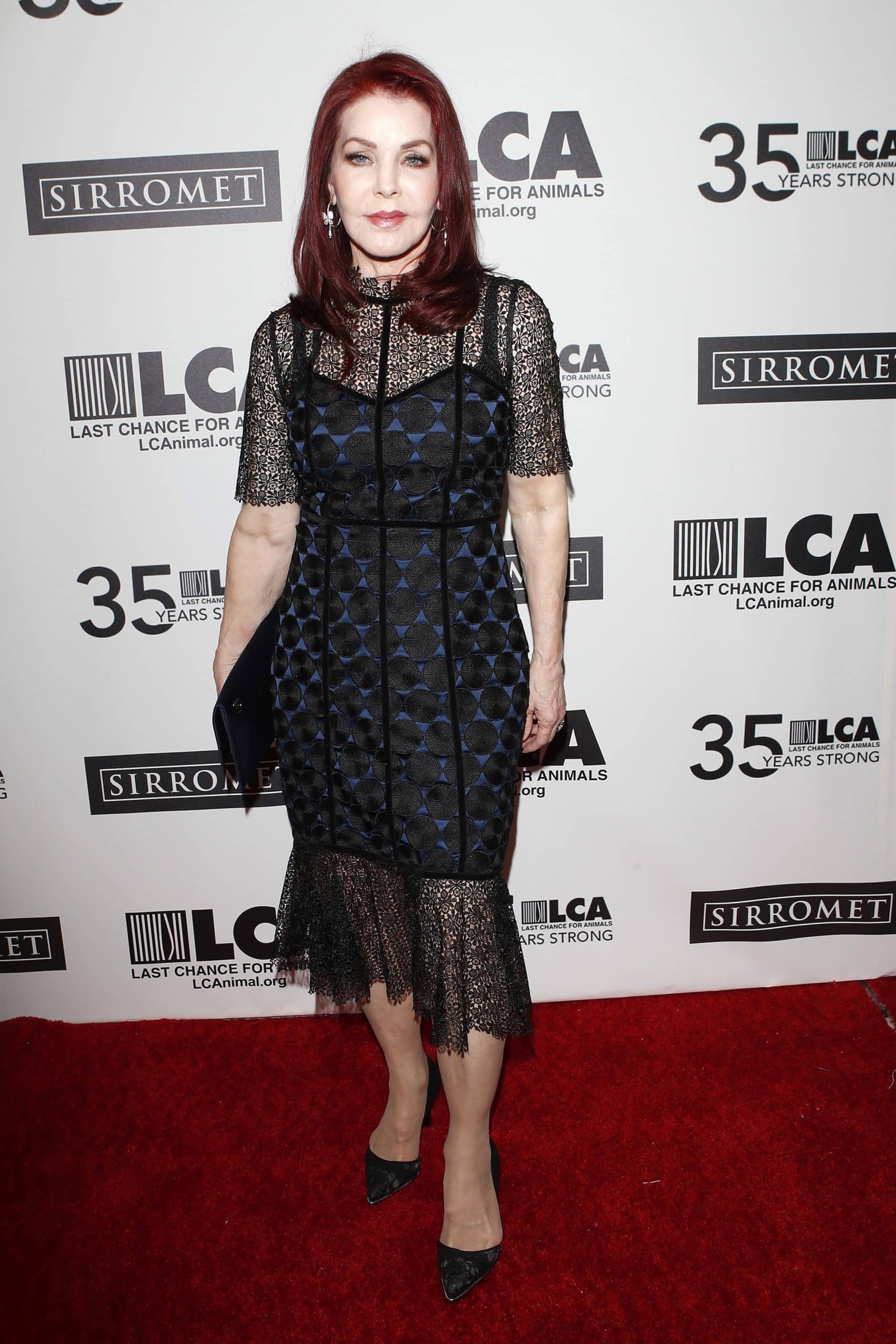 Priscilla Presley Poses With All Three Granddaughters In Twins ...