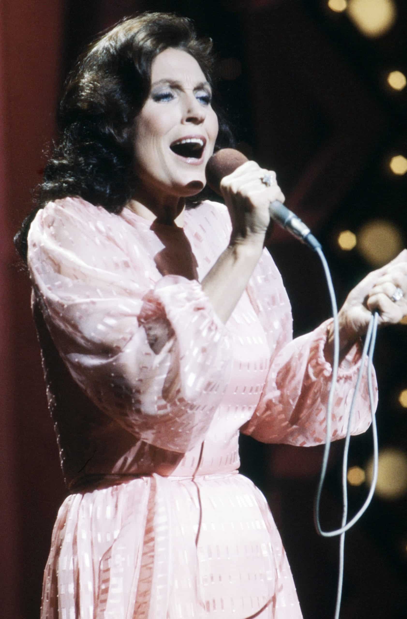 Was The Bond Between Reba McEntire And Loretta Lynn That Of Friendship ...