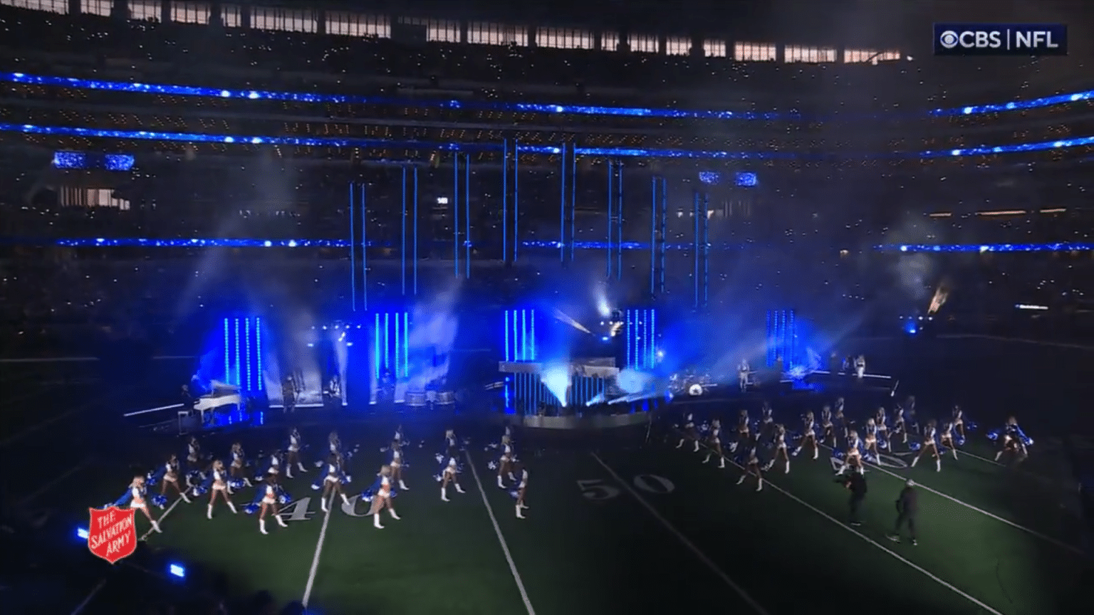 Dolly Parton Rocks Thanksgiving Day Halftime Show In Bedazzled ...
