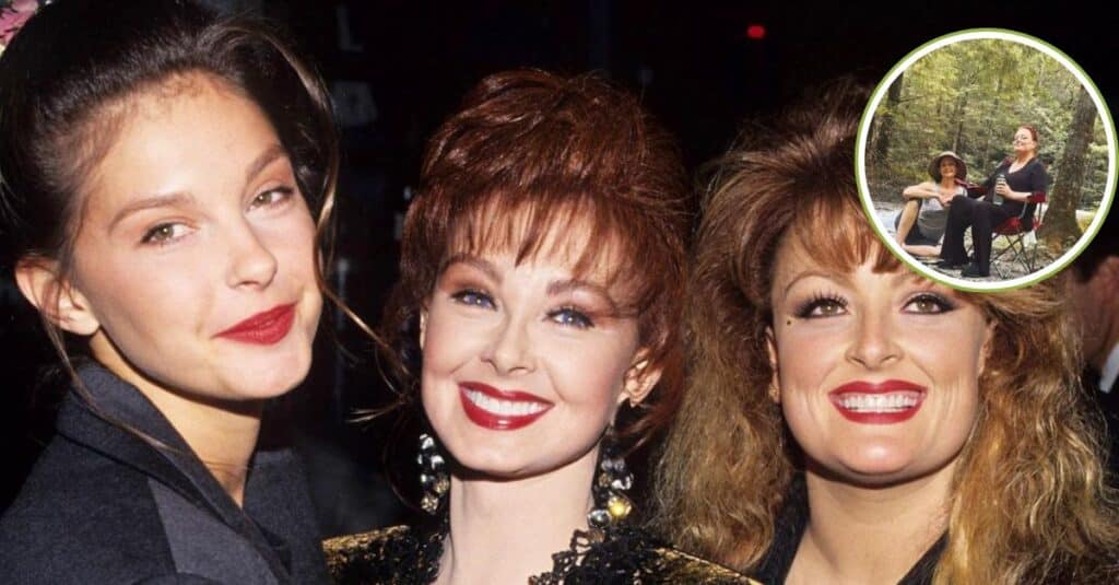 Wynonna Judd Poses For Photo With Sister Ashley Amid Rumors Of Rocky ...